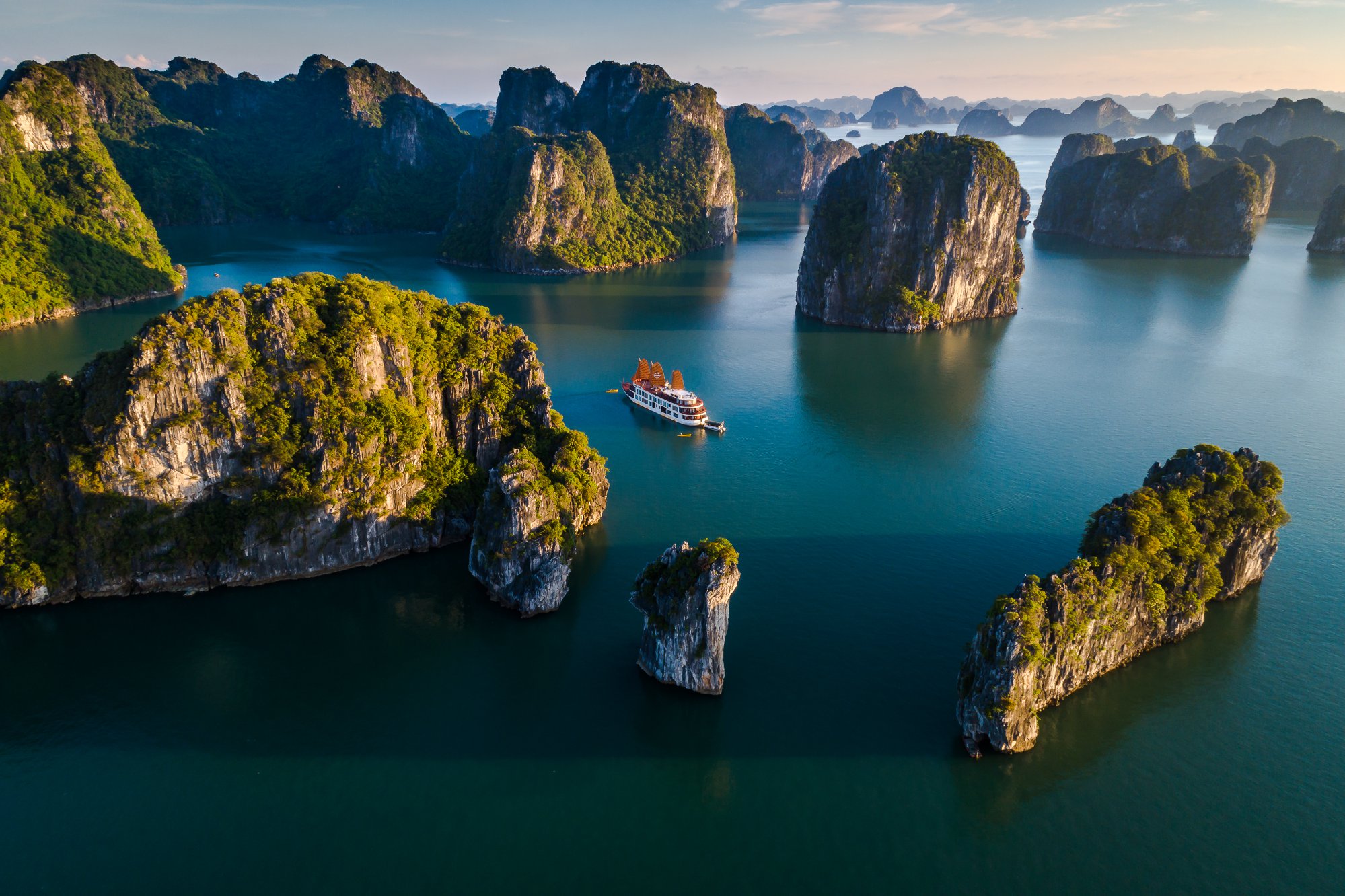 Du lịch Hạ Long: Khám phá tuyệt Tác Thiên Nhiên và Văn Hóa